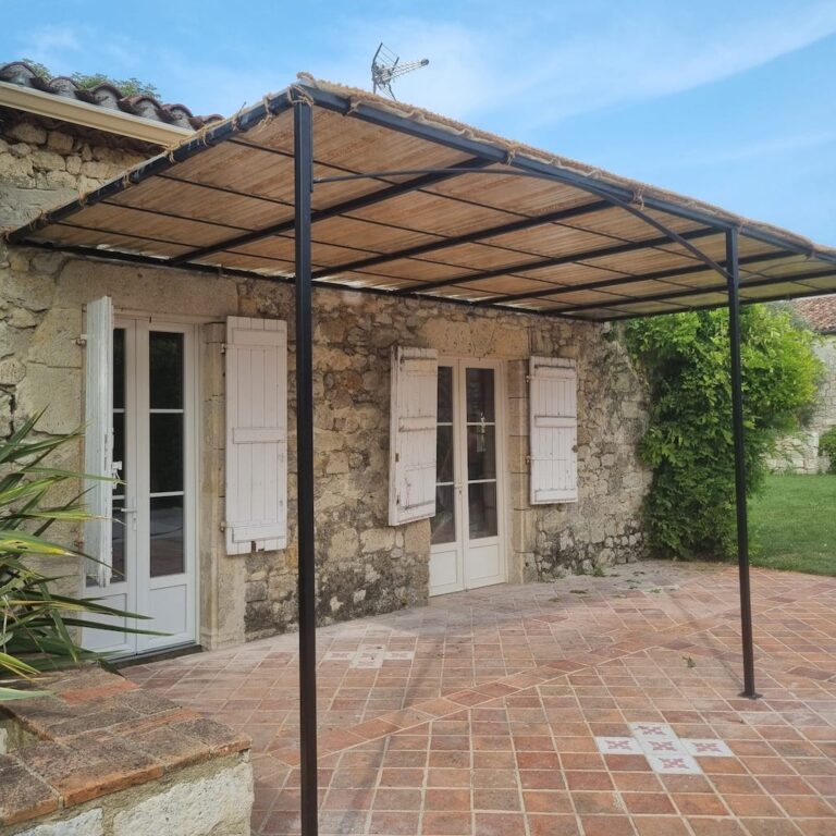 Pergola en fer forgé : 5 conseils pour un jardin transformé