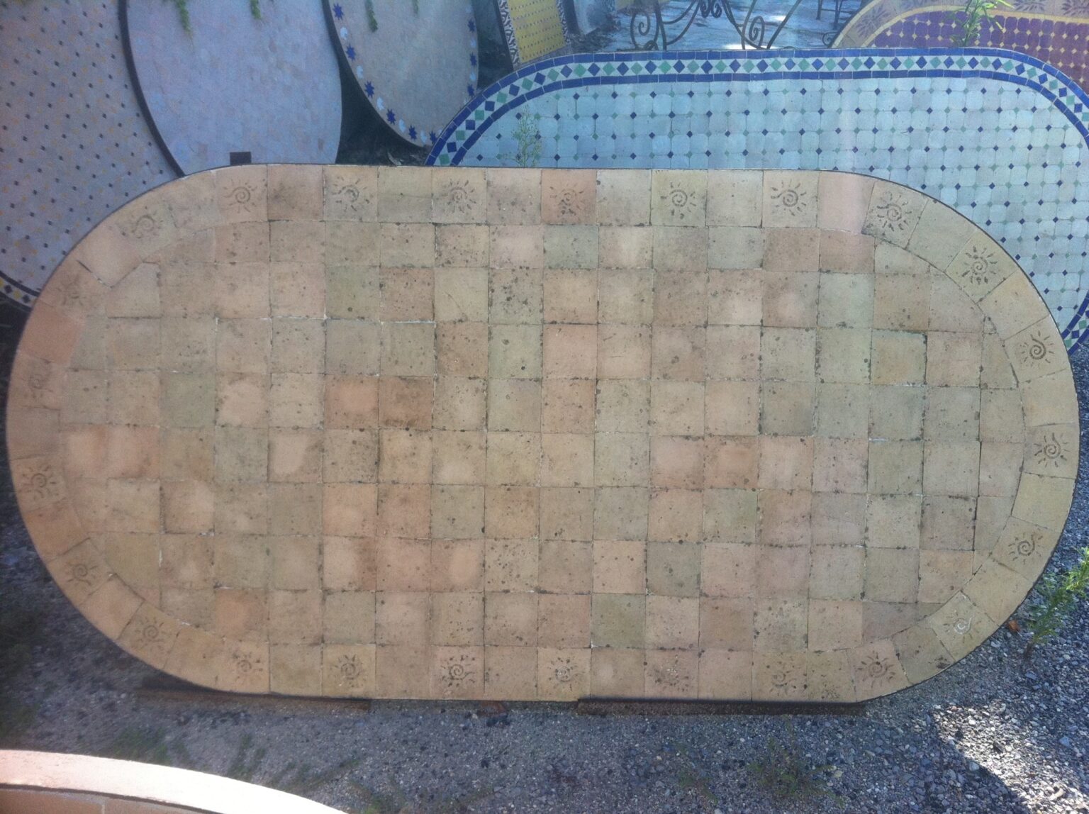 Table en zellige : Artisanat marocain pour votre salon - Fer & Pierre