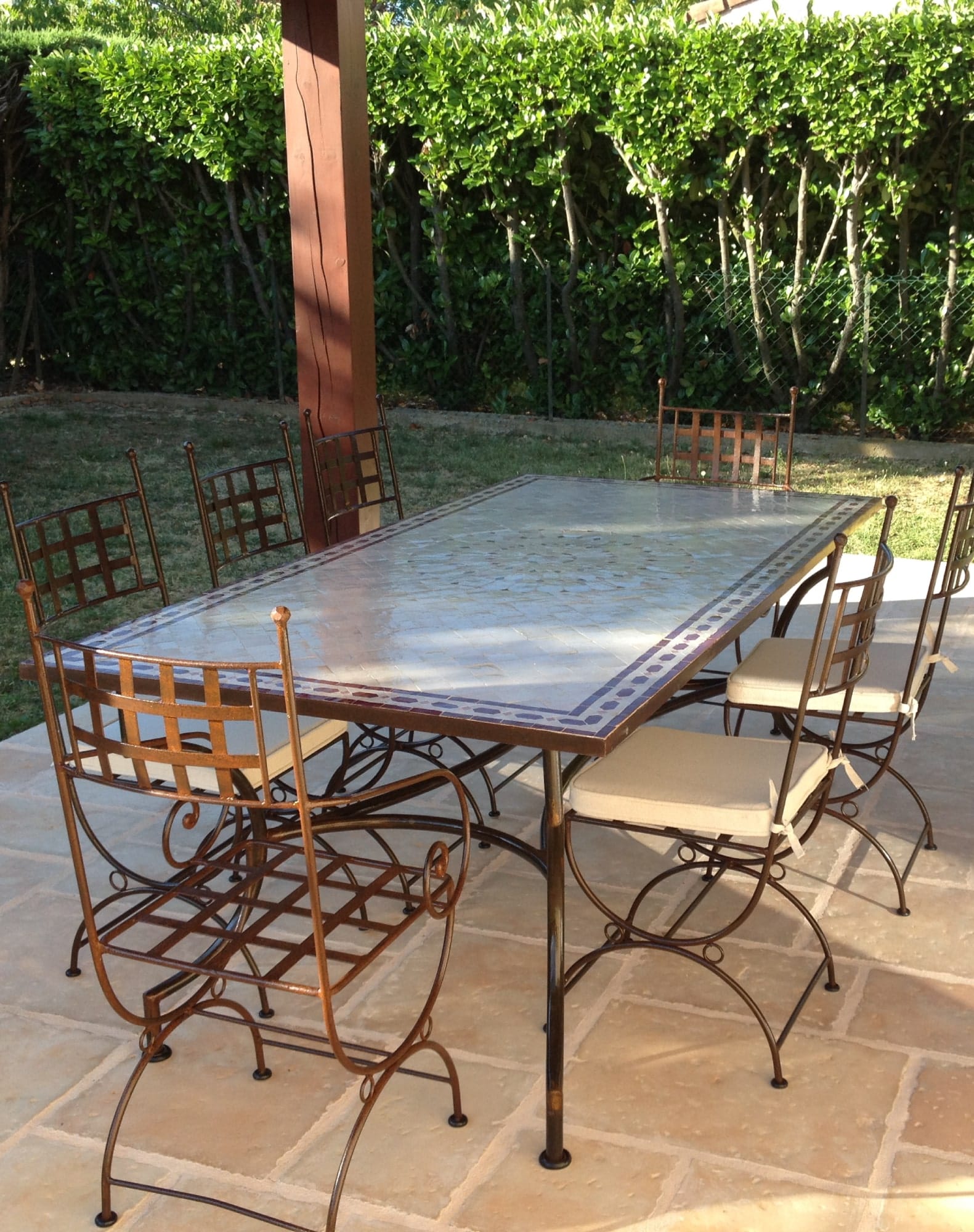 Table en zellige : Artisanat marocain pour votre salon - Fer & Pierre